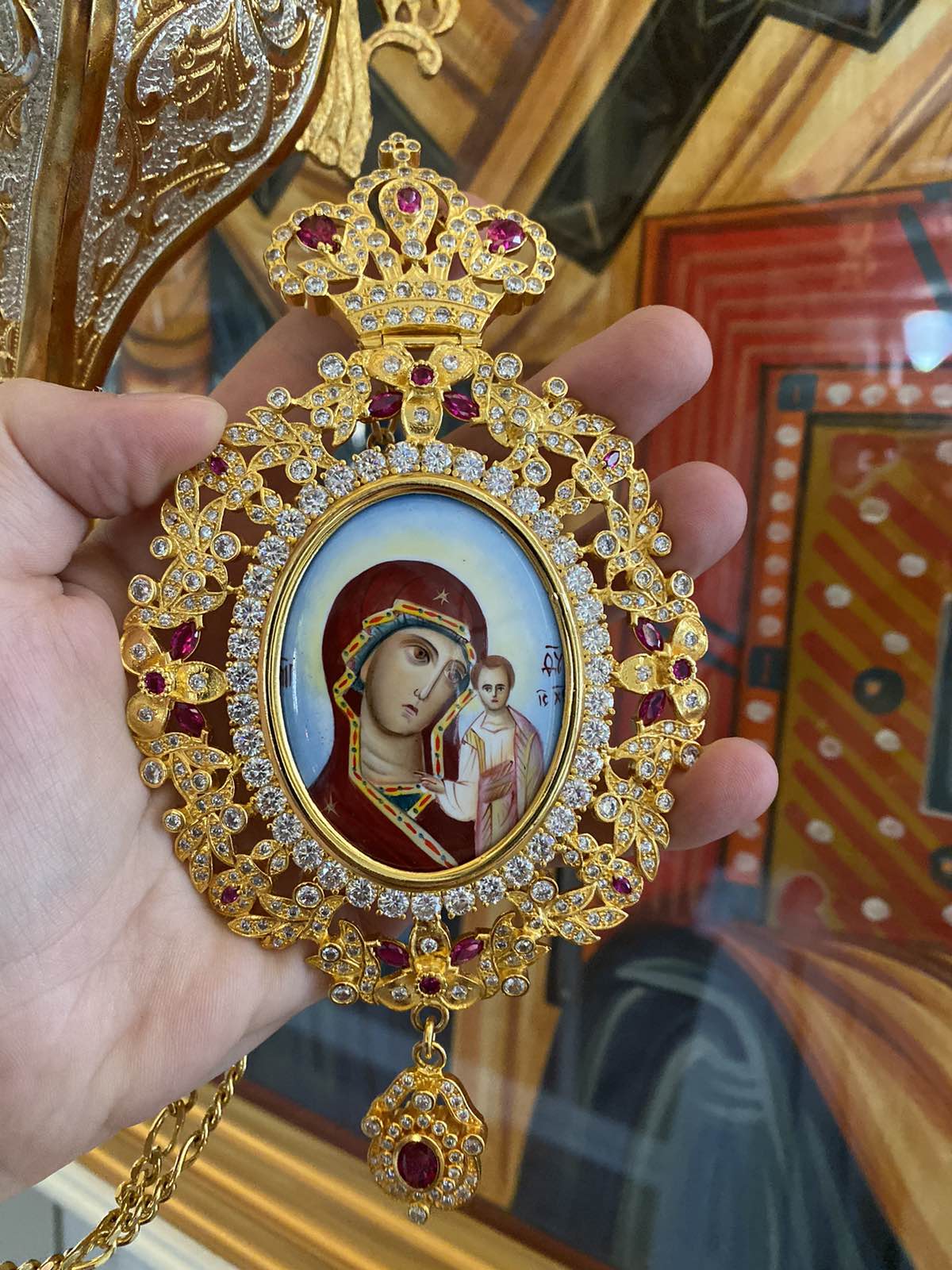 O panaghie pentru veșnicie. Daruri arhierești pentru Sfântul Ierarh ...